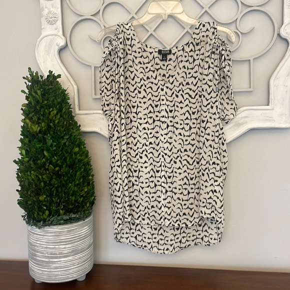 a.n.a | Tops | Ana White Black Large Blouse | Poshmark